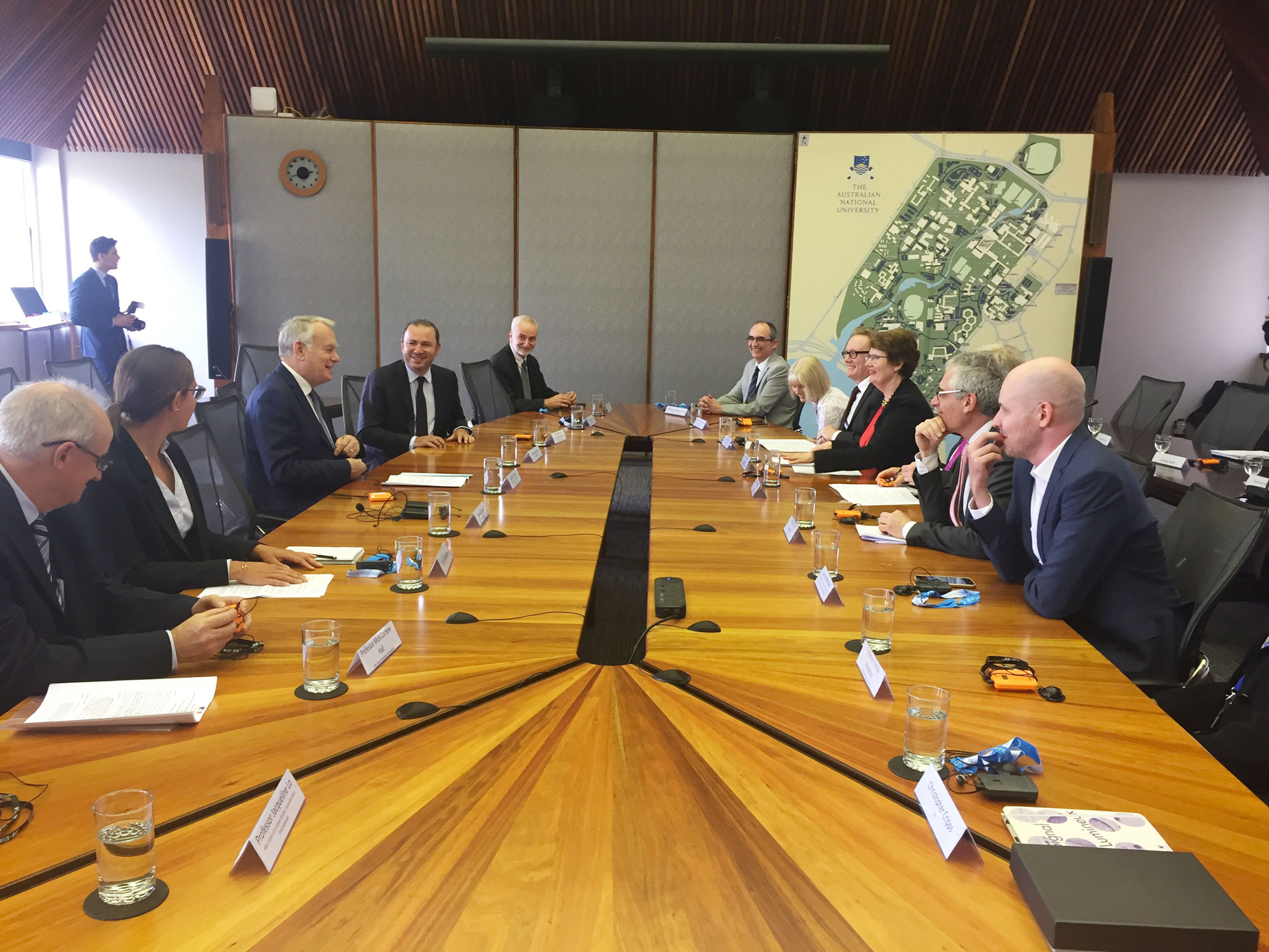 Signature of a basic agreement for Franco-Australian cooperation ...